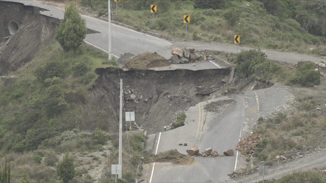 Addressing the road situation in Azuay province: Minister of Transportation Darío Herrera shares ...